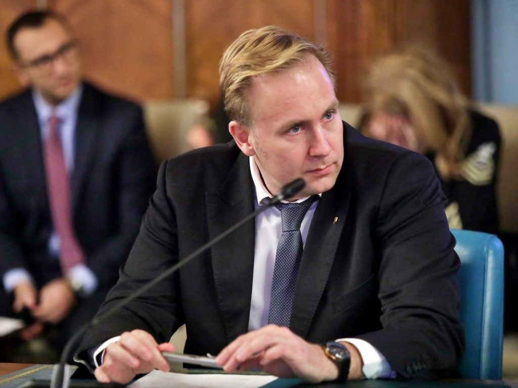 O demisie care adâncește mi(ni)stere: Victor Costache - Demnitatea